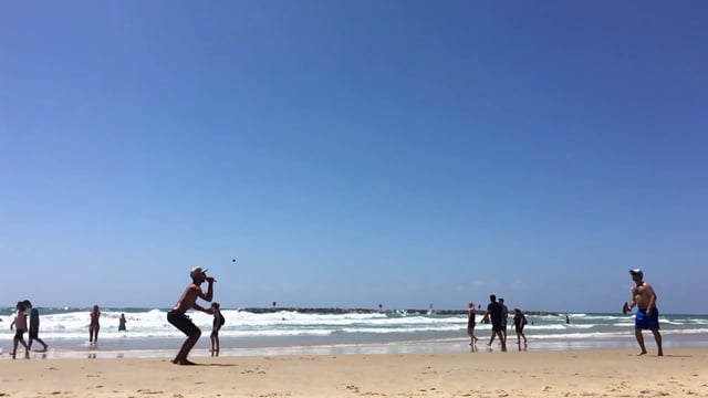 Dos amigos jugando al pádel en la playa - Videos de Stock Gratis | Coverr