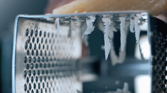 Rallar queso parmesano en un rallador - Videos de Stock Gratis | Coverr